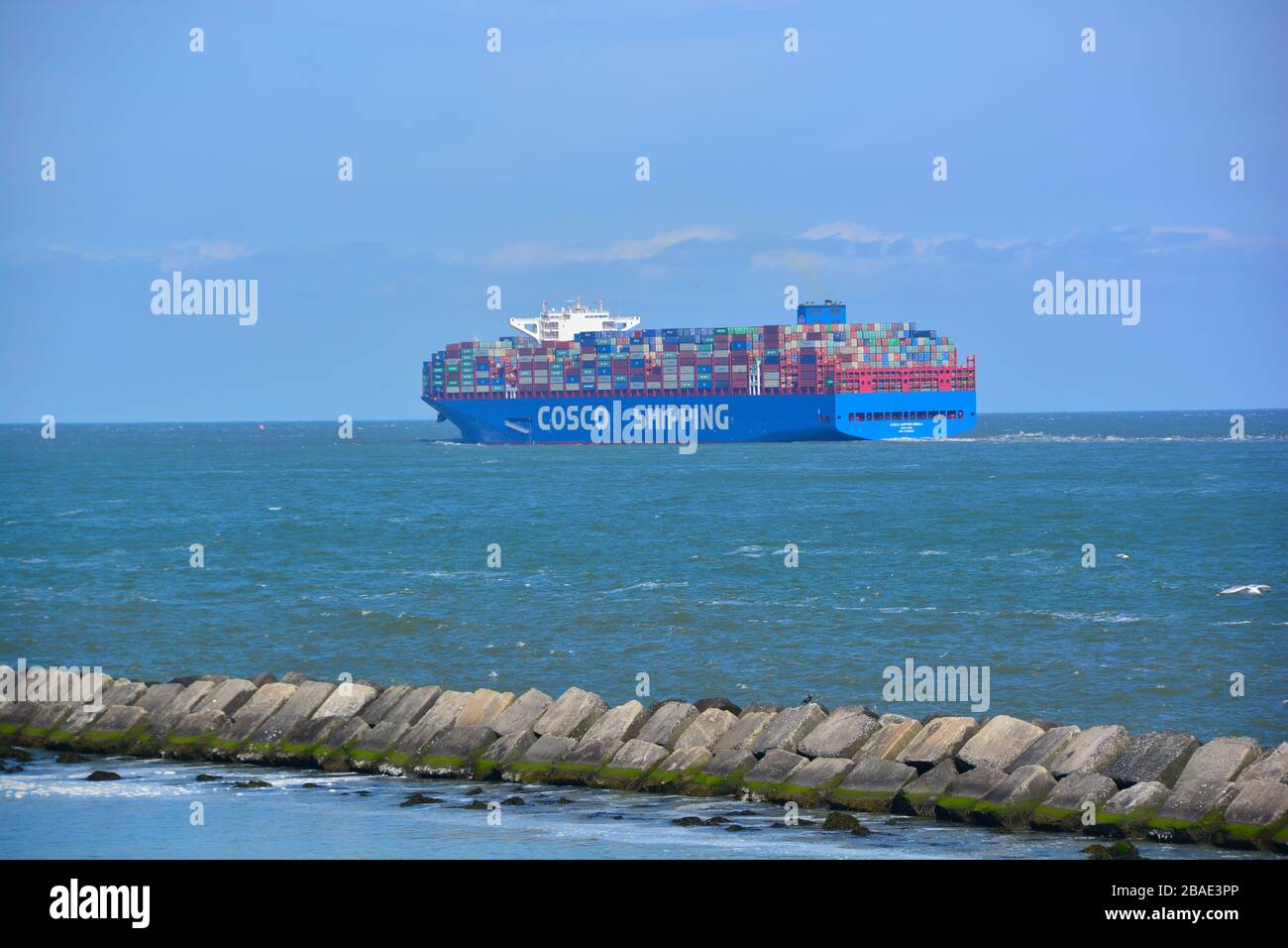 Container ship arriving in port hi-res stock photography and images - Alamy