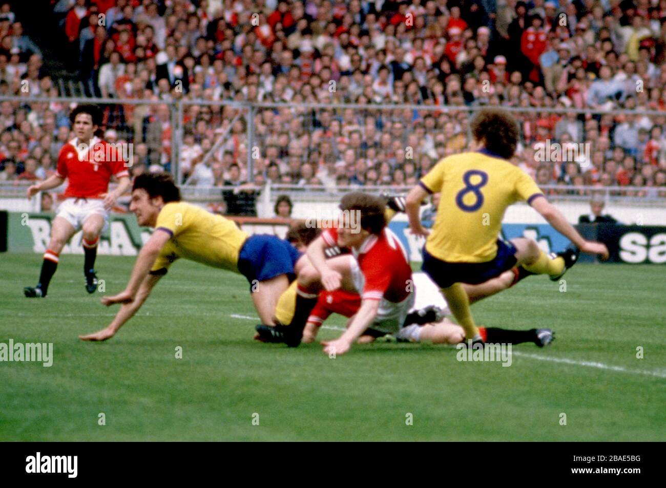 Brian Talbot of Arsenal (l) scores the opening goal Stock Photo - Alamy
