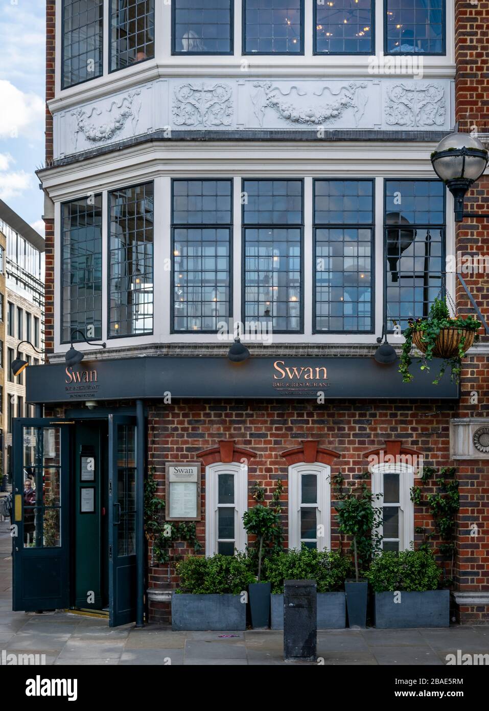 The Swan pub Stock Photo - Alamy