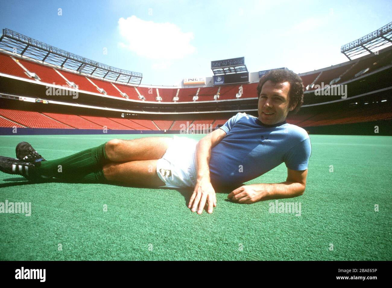 New York Cosmos' Franz Beckenbauer relaxes in Giants Stadium Stock ...