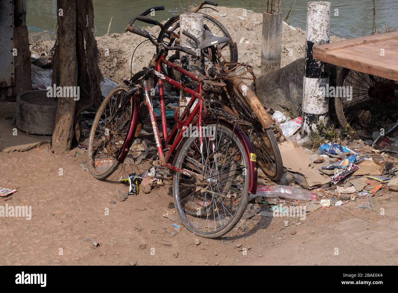 Bicycle leaning against pole hi-res stock photography and images - Alamy