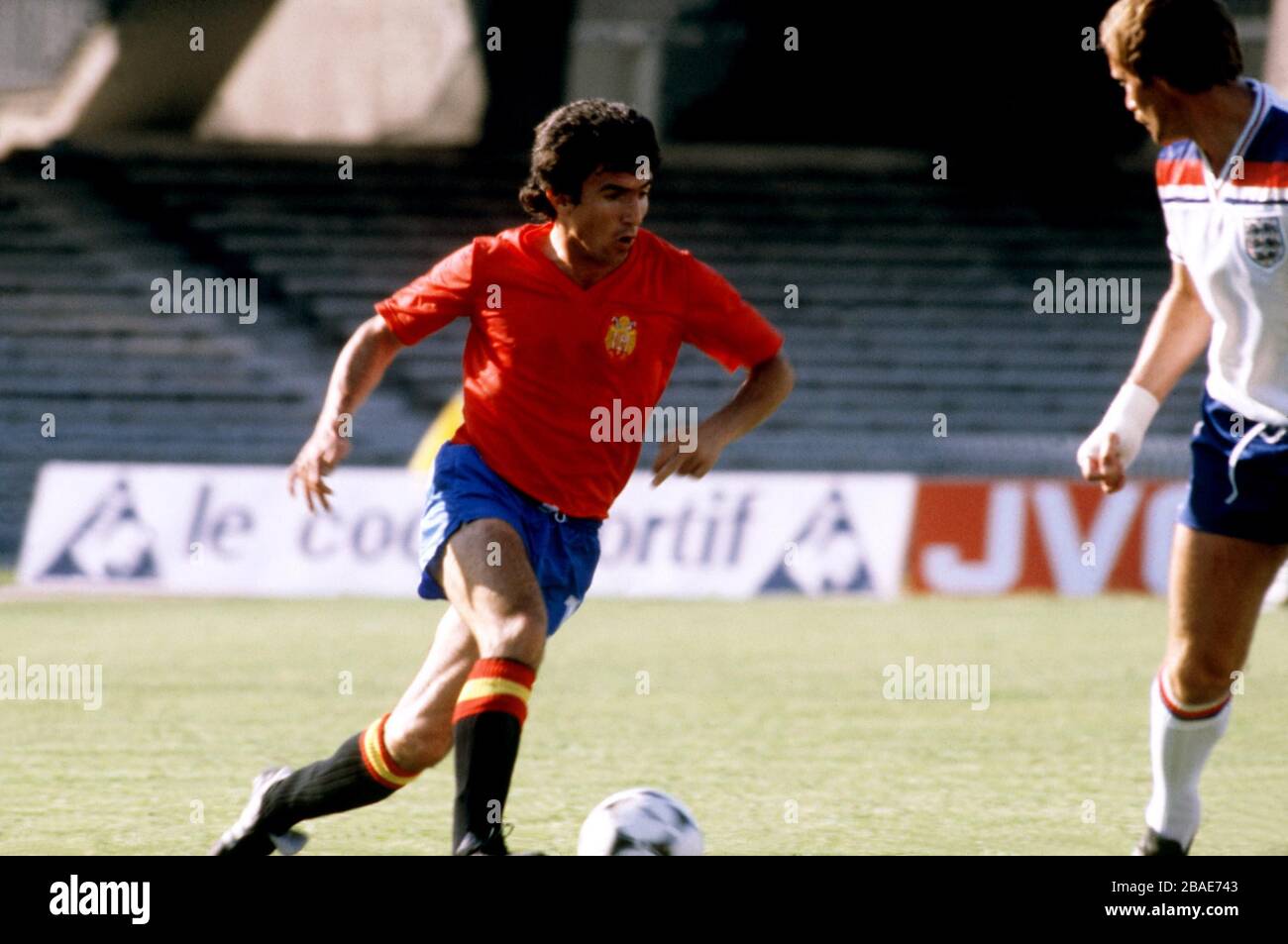 Spain's Juanito (l) runs at England's Mick Mills (r Stock Photo - Alamy