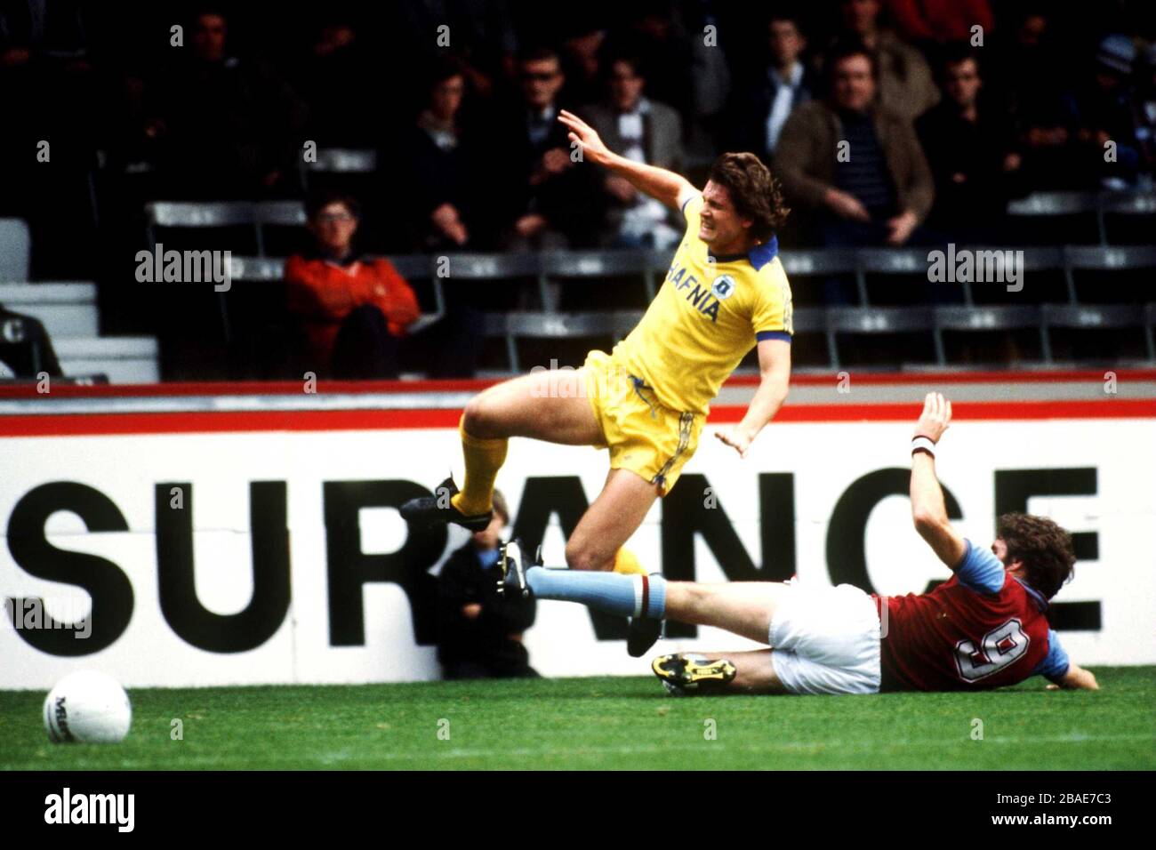Aston Villa's Peter Withe (r) tackles Everton's Mick Lyons (l Stock ...