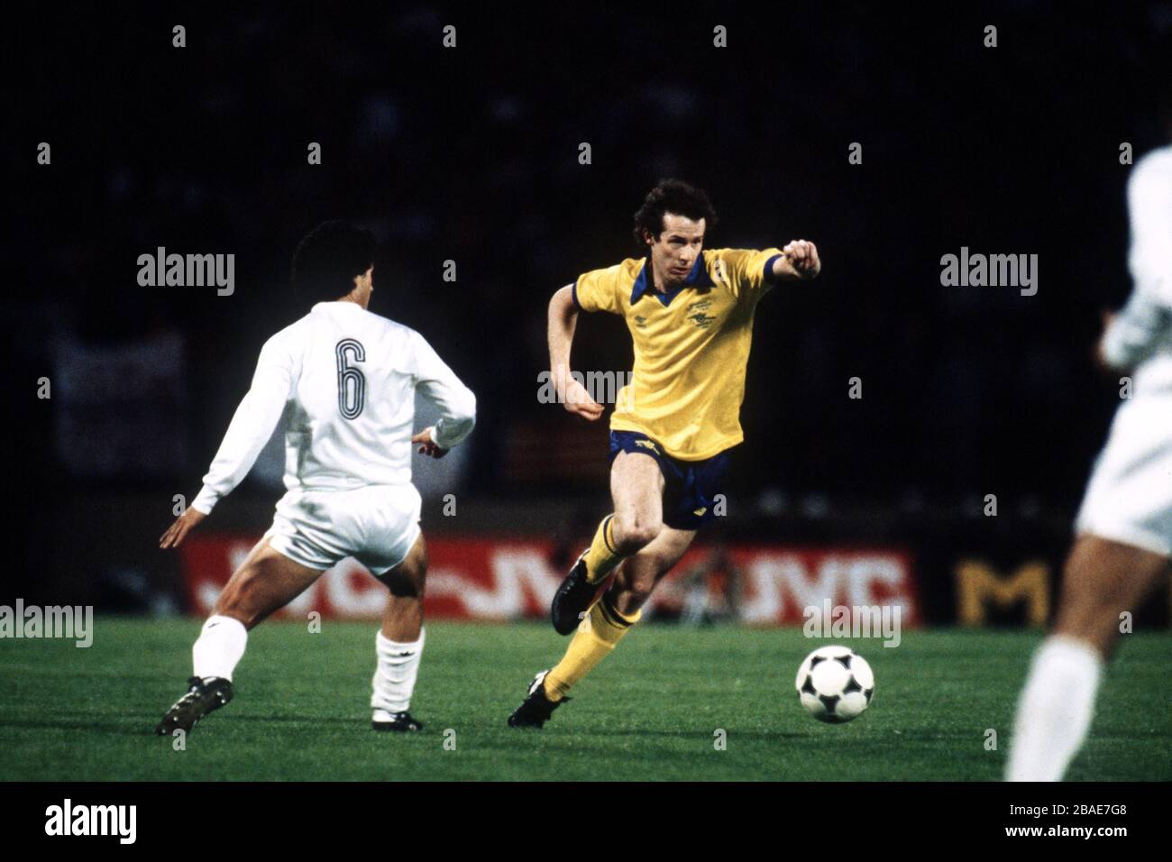 Arsenal's Liam Brady (r) makes a forward run Stock Photo - Alamy