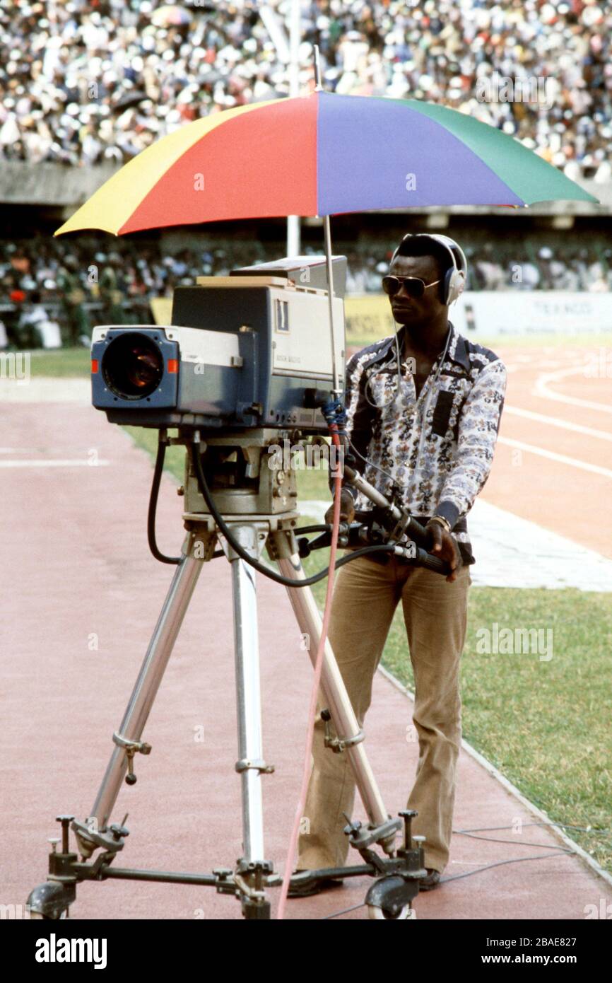 Filming a crowd hi-res stock photography and images - Alamy