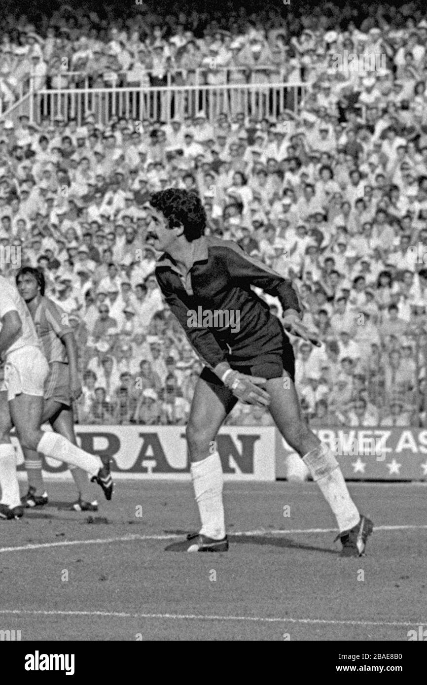 Real Madrid goalkeeper Mariano Garcia Remon throws the ball out Stock ...