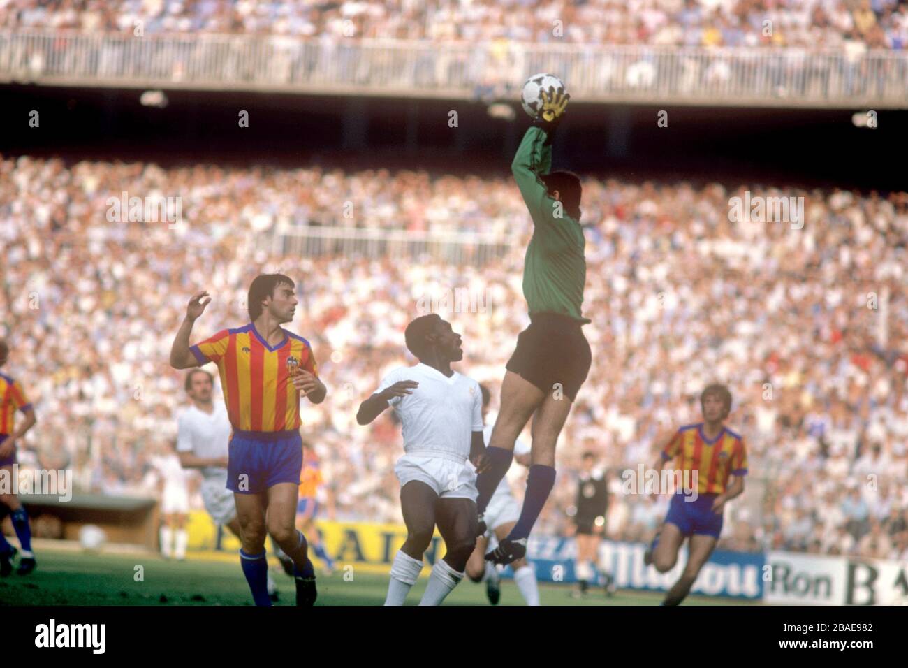 Laurie Cunningham (c) in action for Real Madrid Stock Photo - Alamy