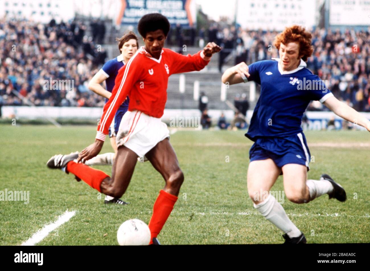 Nottingham Forest's Viv Anderson (l) shapes to cross the ball as ...