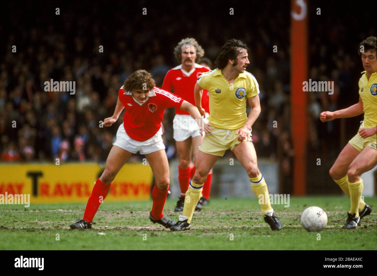 Kevin Mabbutt of Bristol City (left) and Peter Hampton of Leeds United ...
