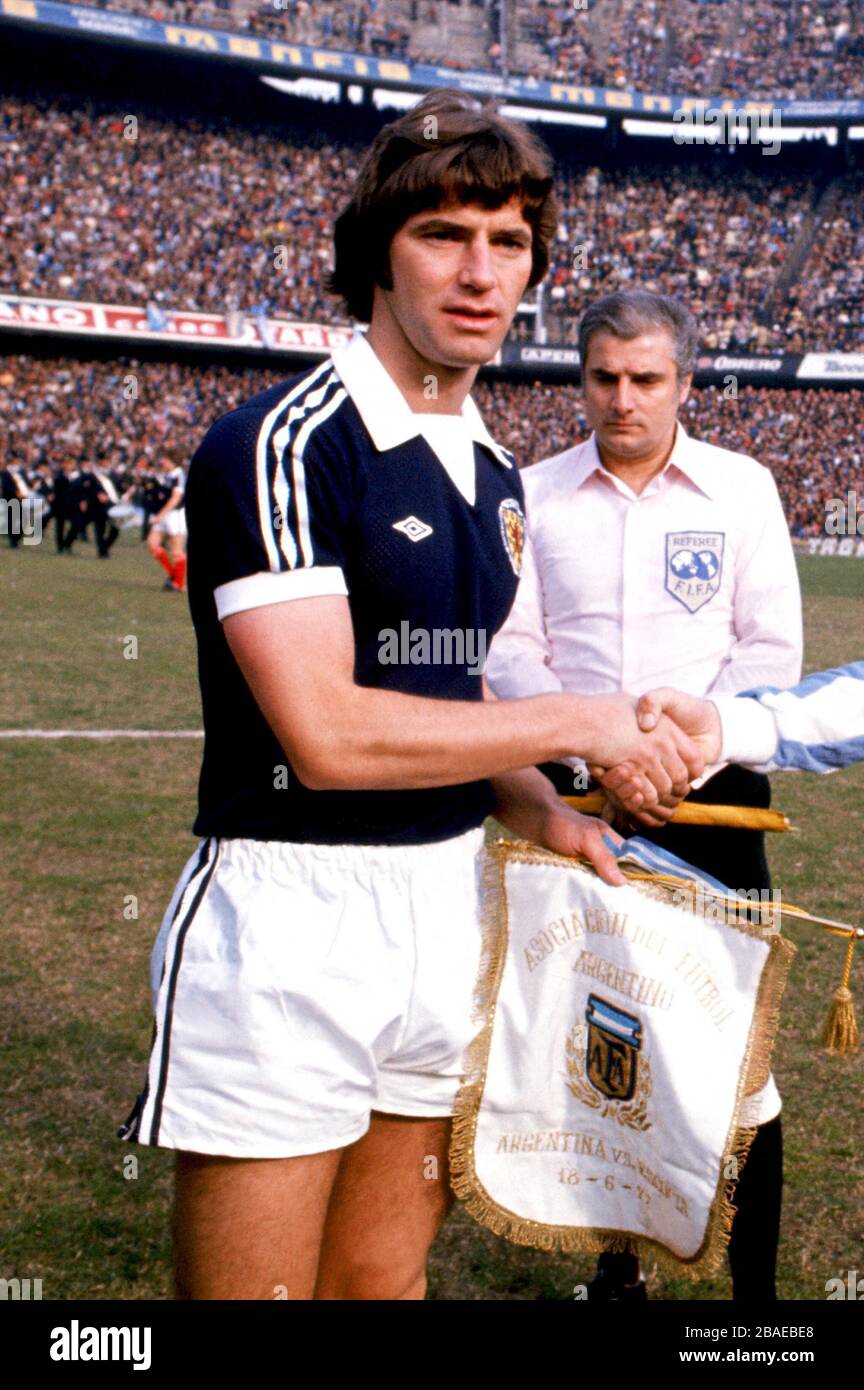 Scotland captain Martin Buchan exchanges pennants with the Argentina ...