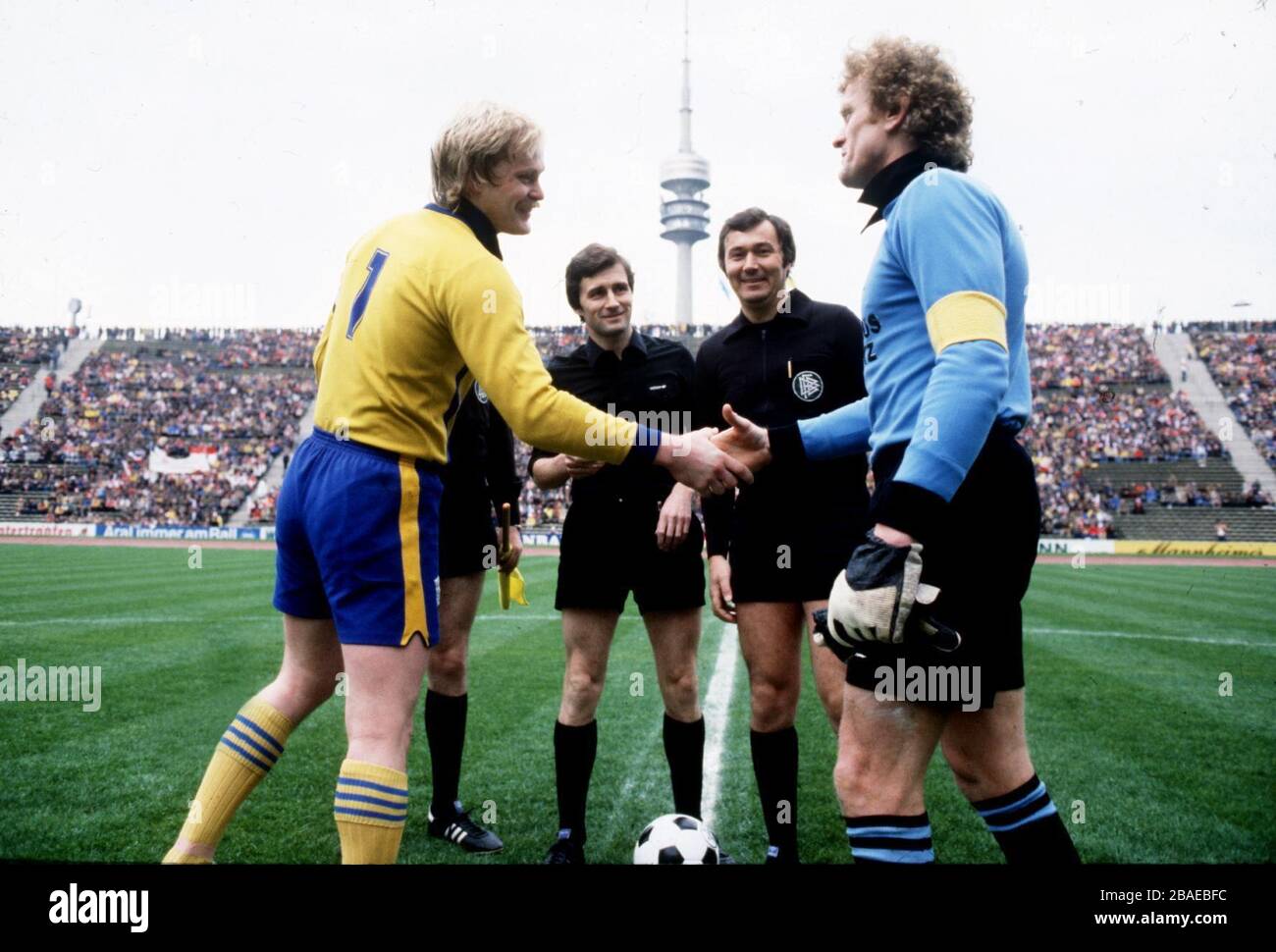 Sweden captain Ronnie Hellstrom (l) shakes hands with West Germany ...