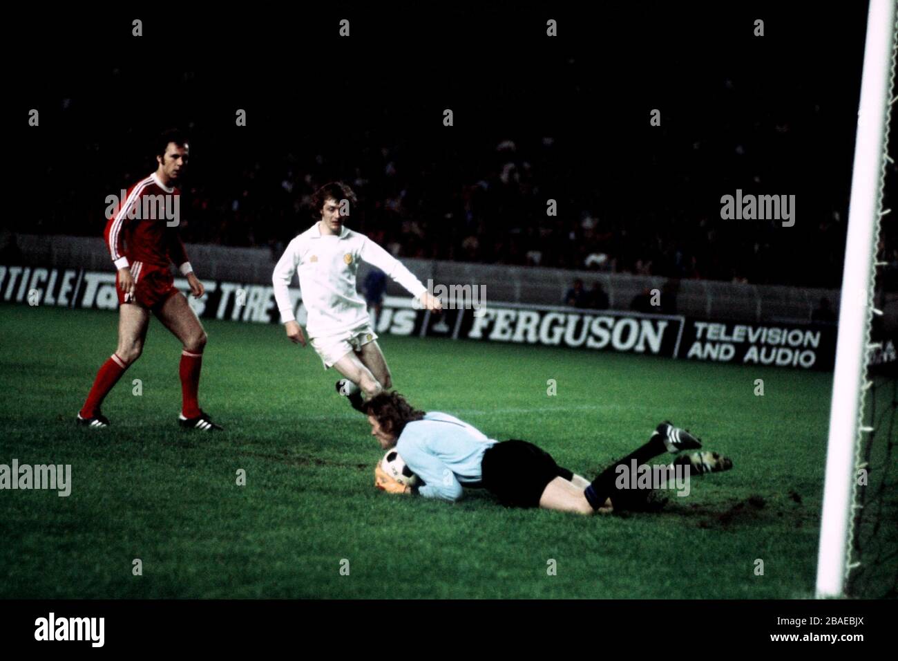 Bayern munich goalkeeper sepp maier r saves hi-res stock photography ...