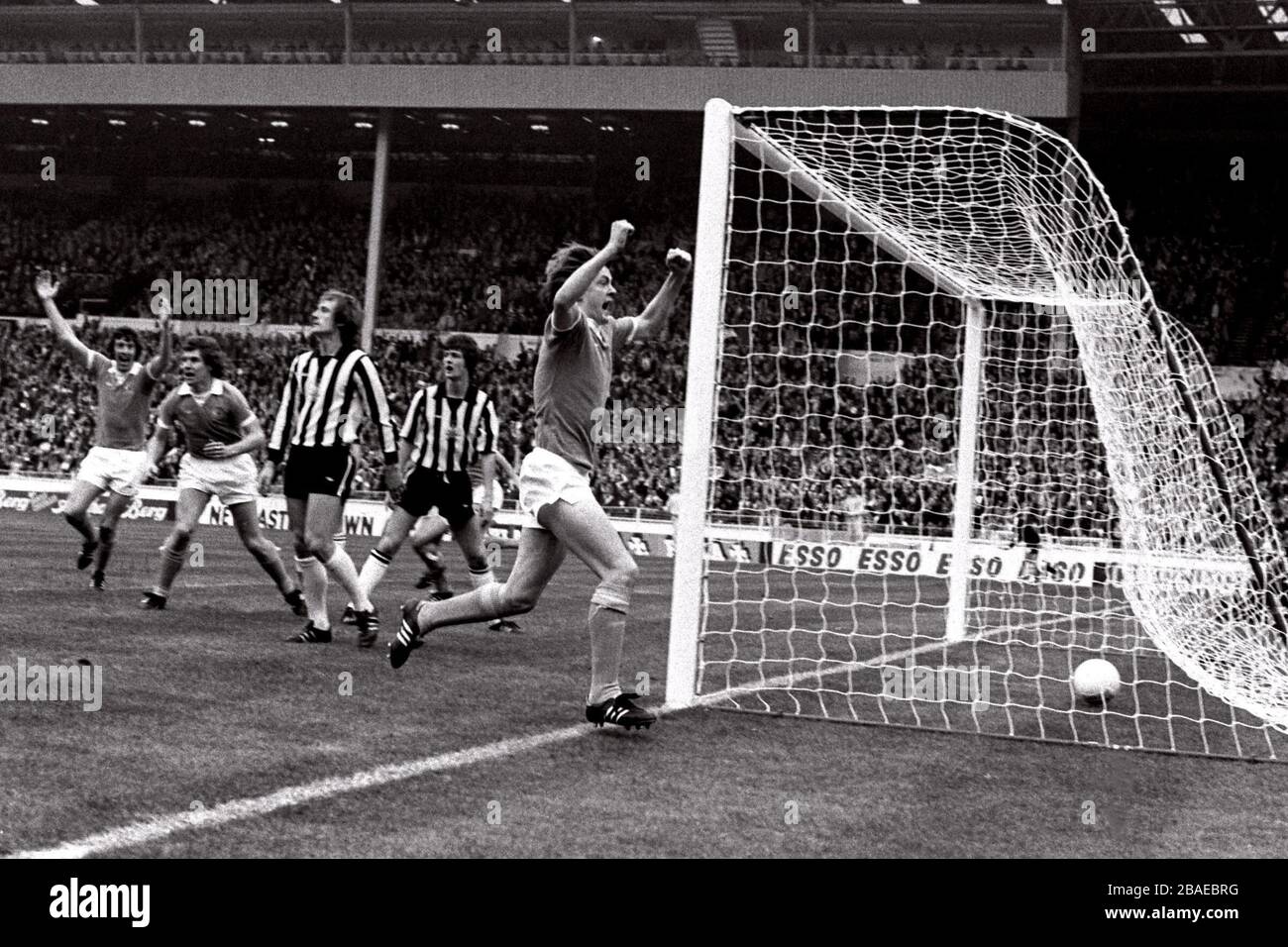 Manchester City's Peter Barnes (r) celebrates his goal Stock Photo - Alamy
