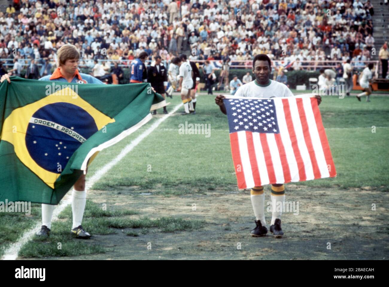 New York Cosmos' Pele (r) holds up the Stars and Stripes as a Dallas ...