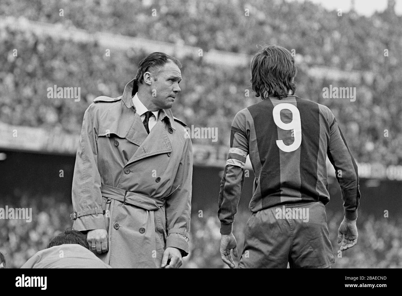 Barcelona coach Rinus Michels (l) has a word with captain Johan Cruyff ...