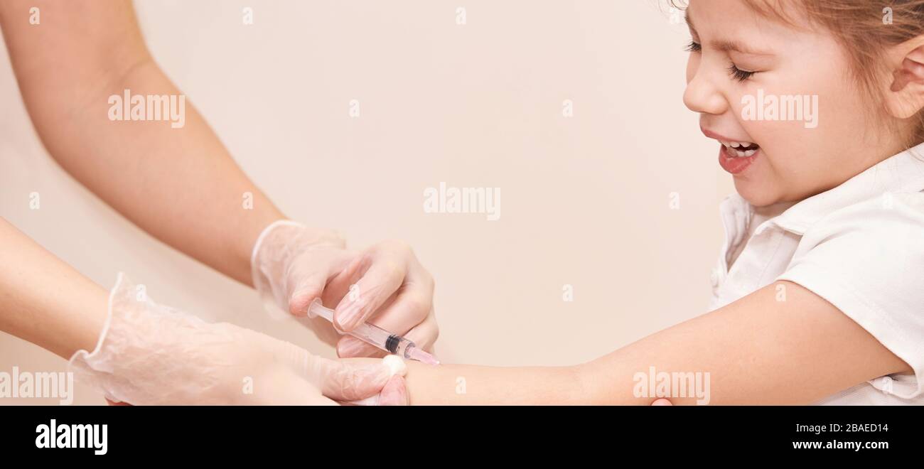 Doctor do injection to young girl. Kid immunization Stock Photo - Alamy