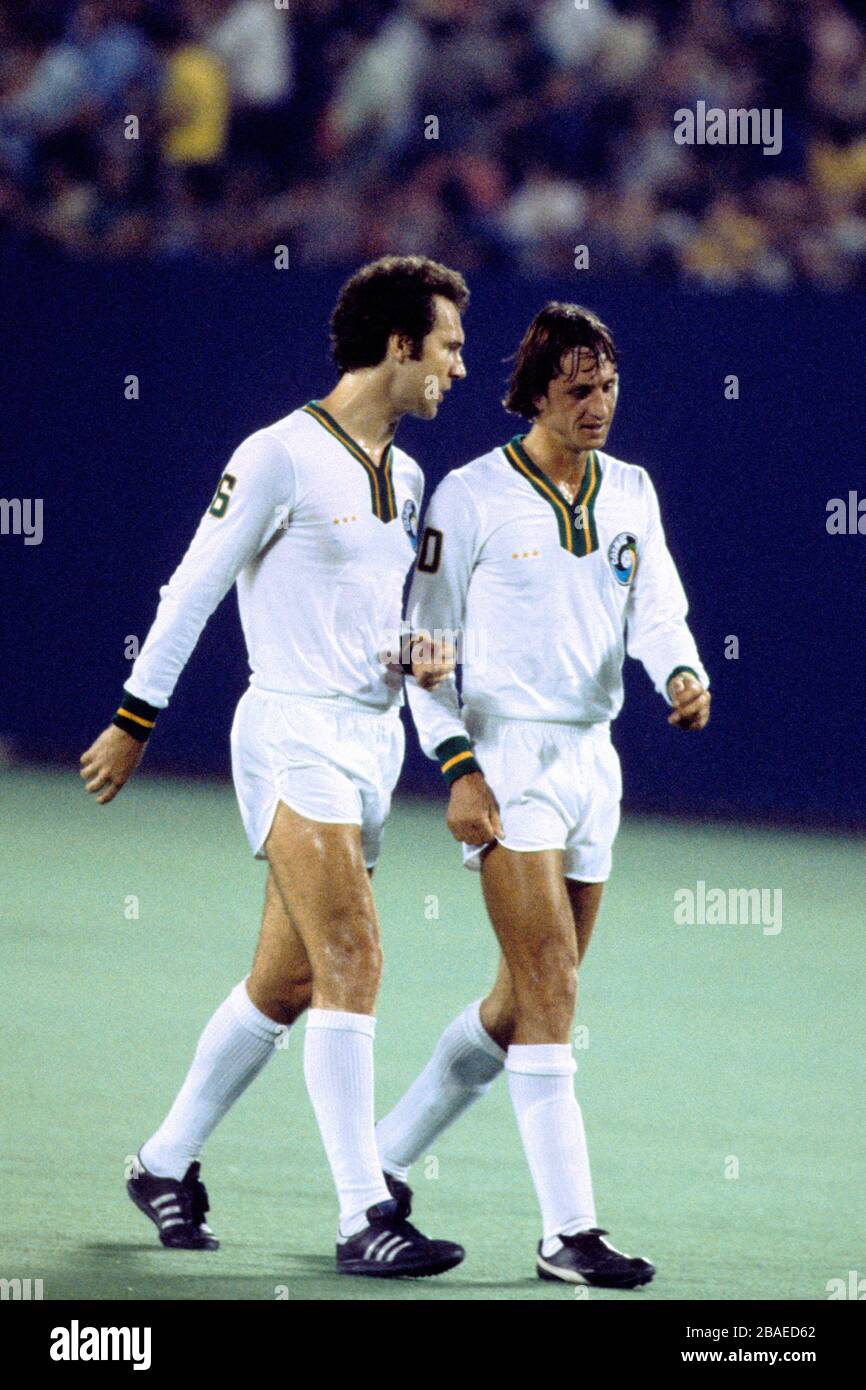 (L-R) New York Cosmos' Franz Beckenbauer and Johan Cruyff talk tactics ...