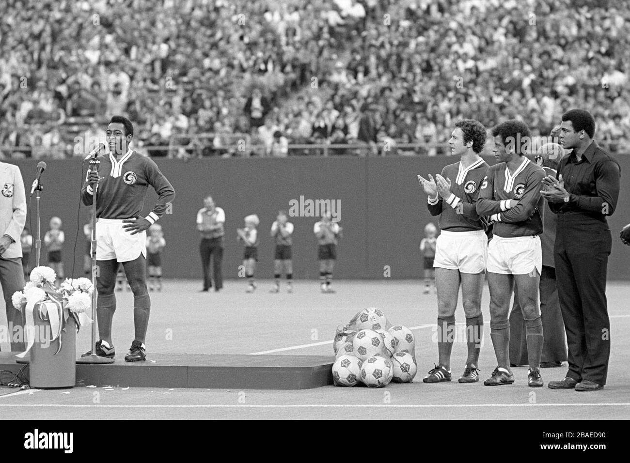 (l-r) Pele speaks to the crowd before his last game for New York Cosmos ...