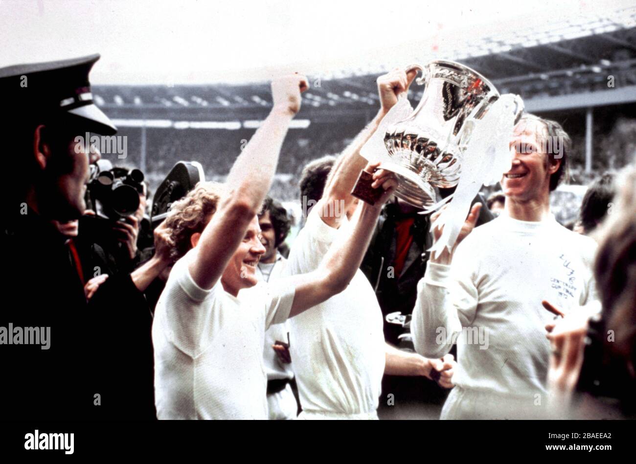Billy bremner jack charlton leeds united celebrate trophy hi-res stock ...
