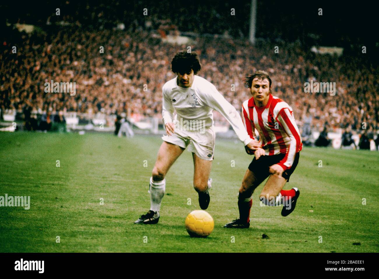 (l-r) Peter Lorimer of Leeds United takes on Dennis Tueart of ...