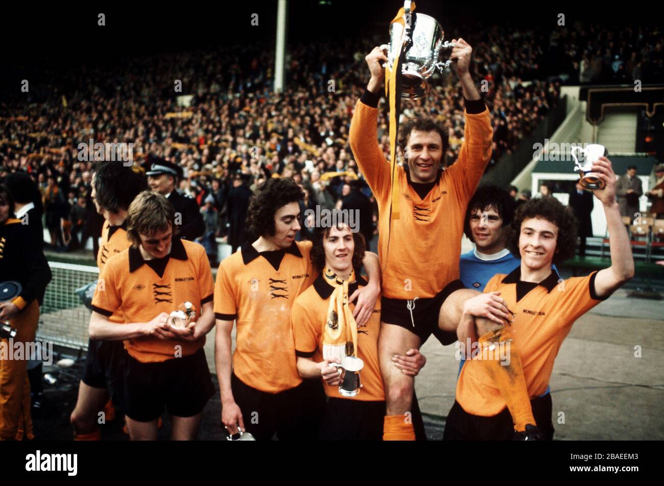 The victorious Wolverhampton Wanderers team celebrate their win Stock ...