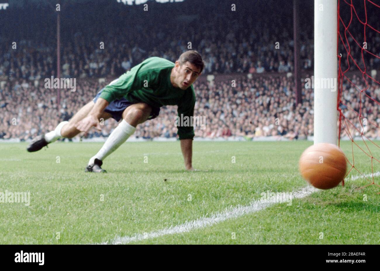 Peter bonetti chelsea goalkeeper hi-res stock photography and images ...