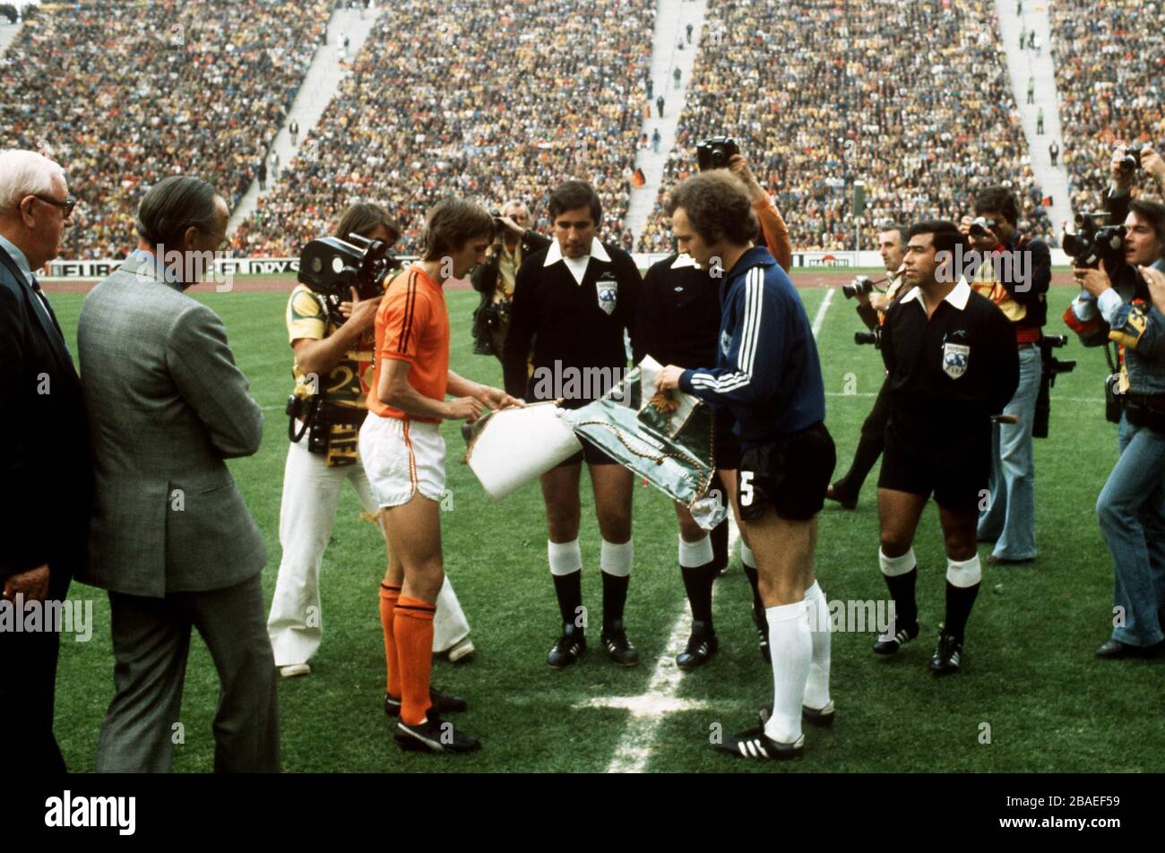 Holland captain Johan Cruyff (left) exchanges pennants with West ...