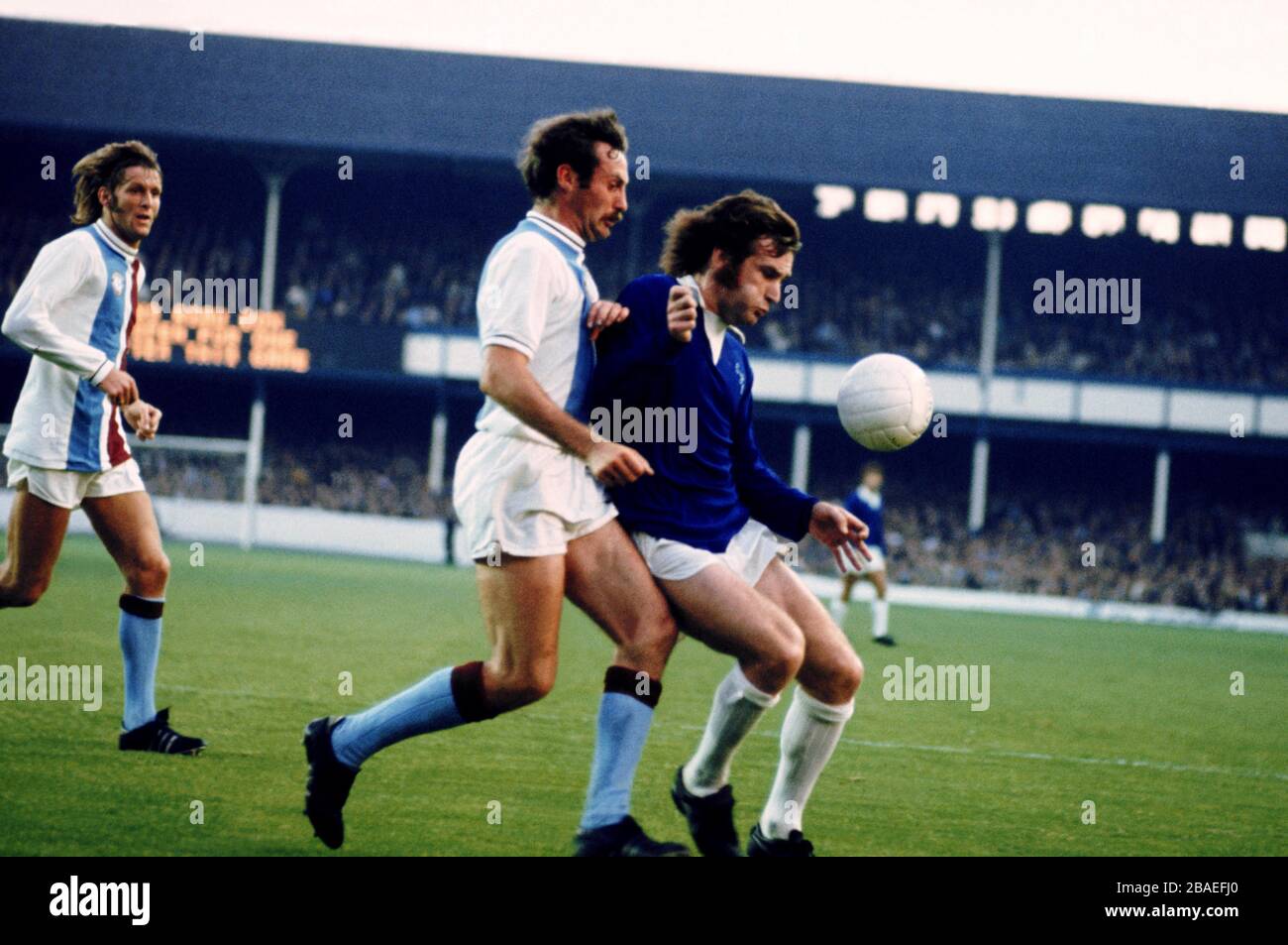 l-r Crystal Palace's Mel Blyth and David Payne move in on Everton's ...