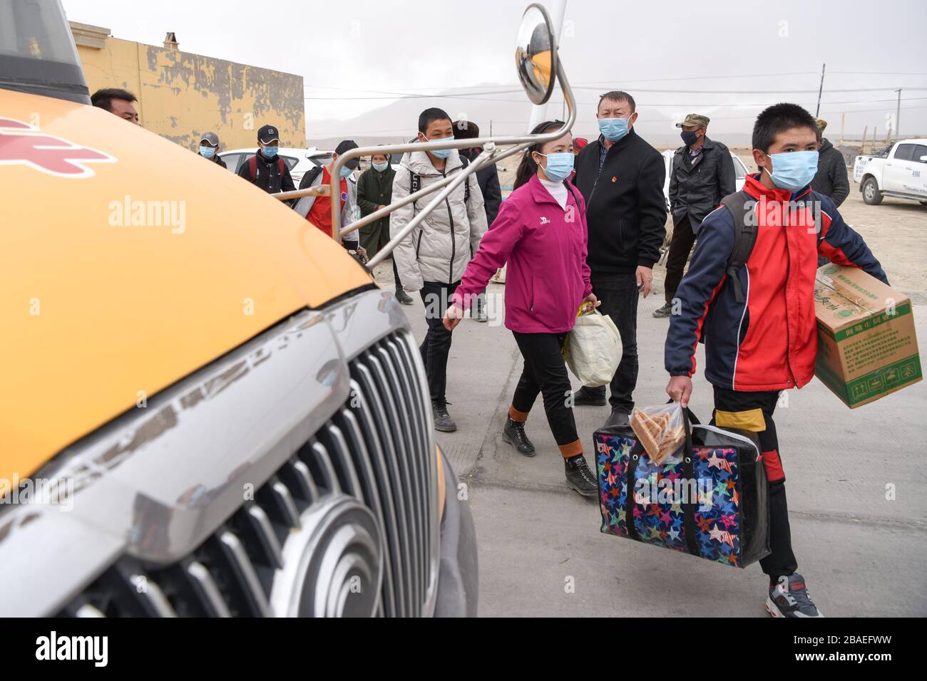 (200327) -- URUMQI, March 27, 2020 (Xinhua) -- Students line up to ...