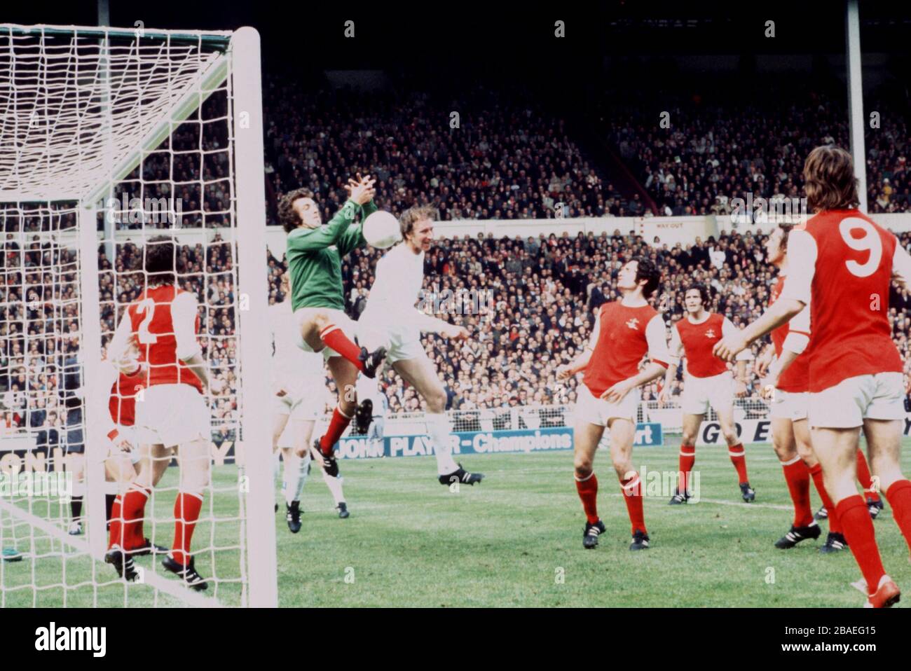 Leeds United's Jackie Charlton (centre, r) challenges Arsenal ...