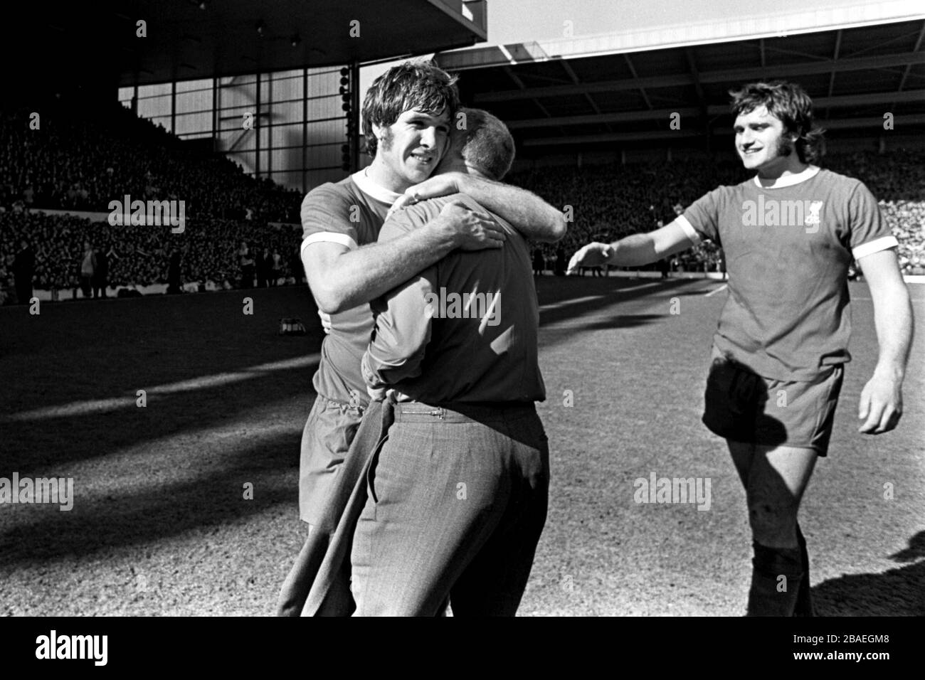 Liverpool's Emlyn Hughes (l) hugging manager Bill Shankly Stock Photo ...
