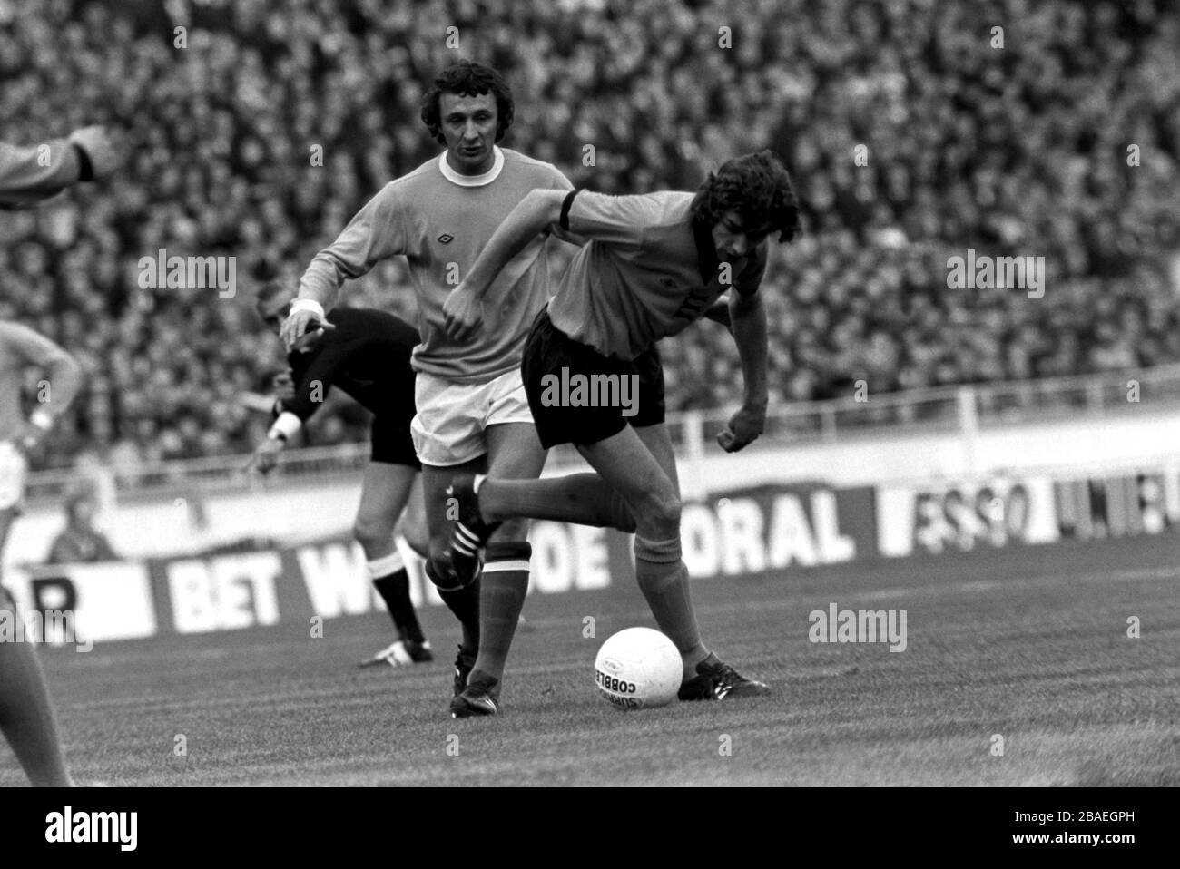 Manchester City's Mike Summerbee (l) loses the ball Stock Photo - Alamy