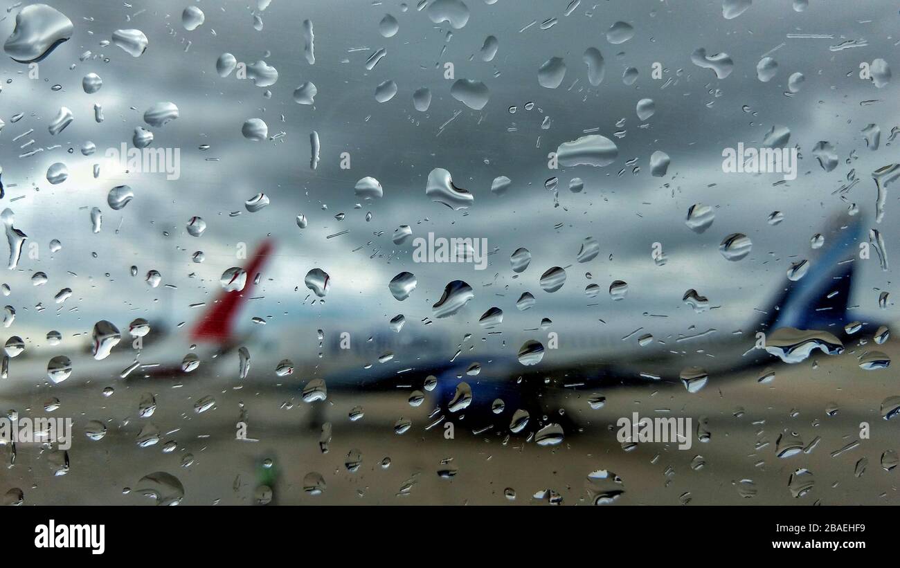 Airport window rain hi-res stock photography and images - Alamy