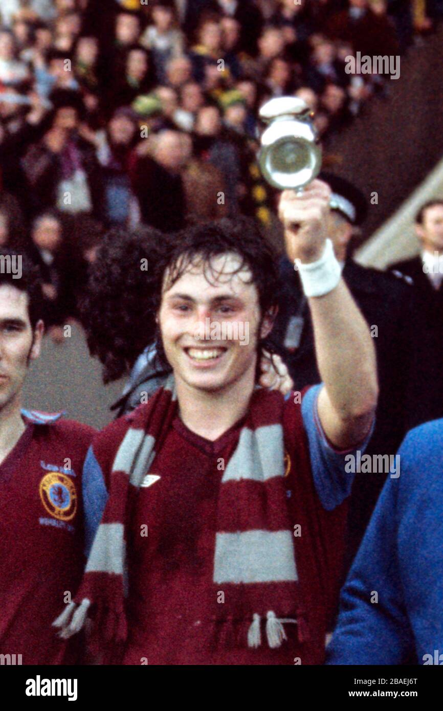 Aston Villa's Bobby McDonald celebrates with his winner's tankard Stock ...