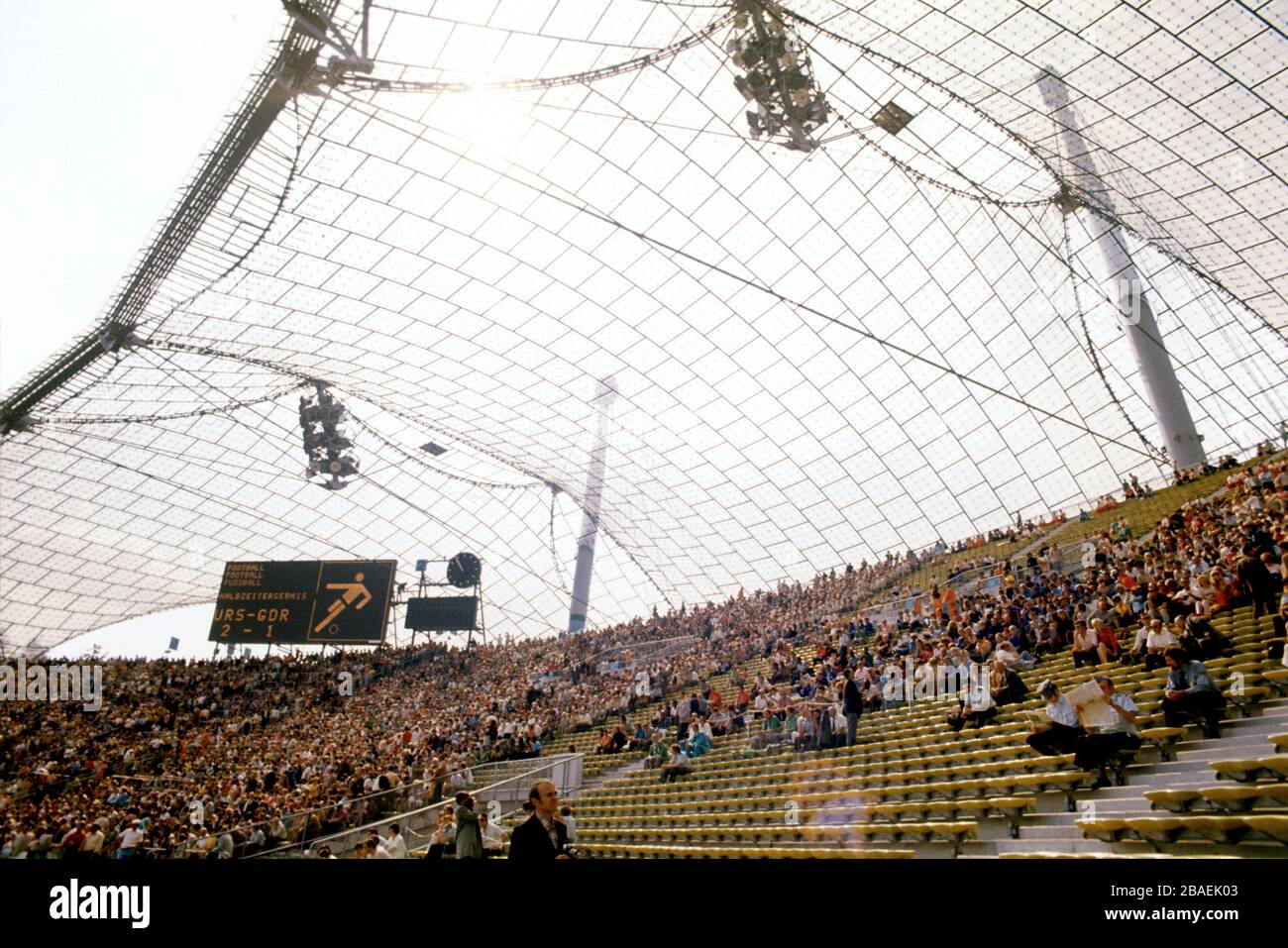 Crowd half time hi-res stock photography and images - Alamy
