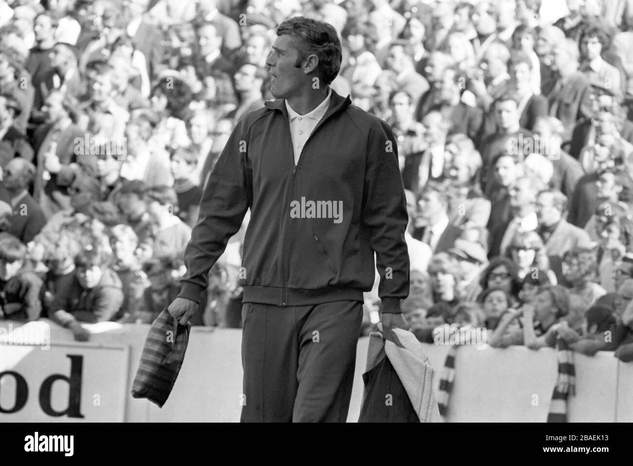 Walks onto the pitch Black and White Stock Photos & Images - Alamy