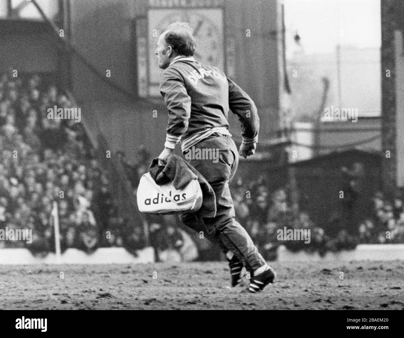 Everton trainer Wilf Dixon races on to the pitch Stock Photo - Alamy