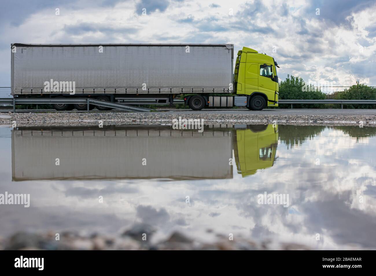 Side opening lorry hi-res stock photography and images - Alamy