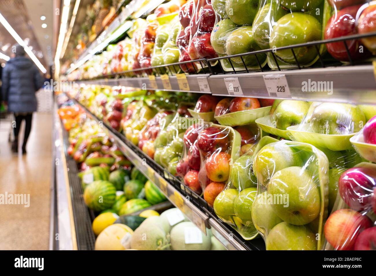 Vacuum packed apples on a shelf in a supermarket Stock Photo - Alamy
