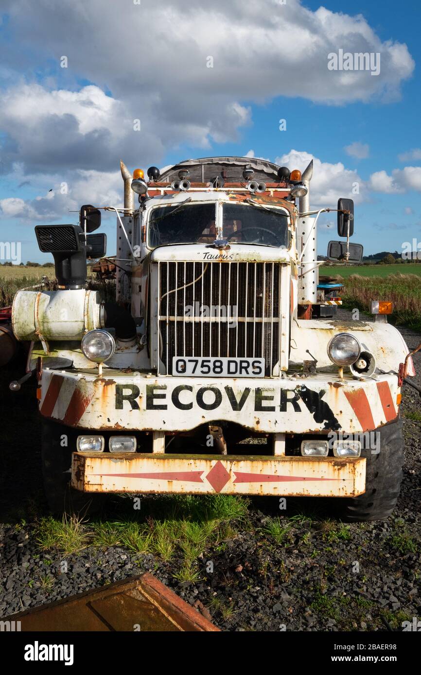 Old rusty recovery truck hi-res stock photography and images - Alamy