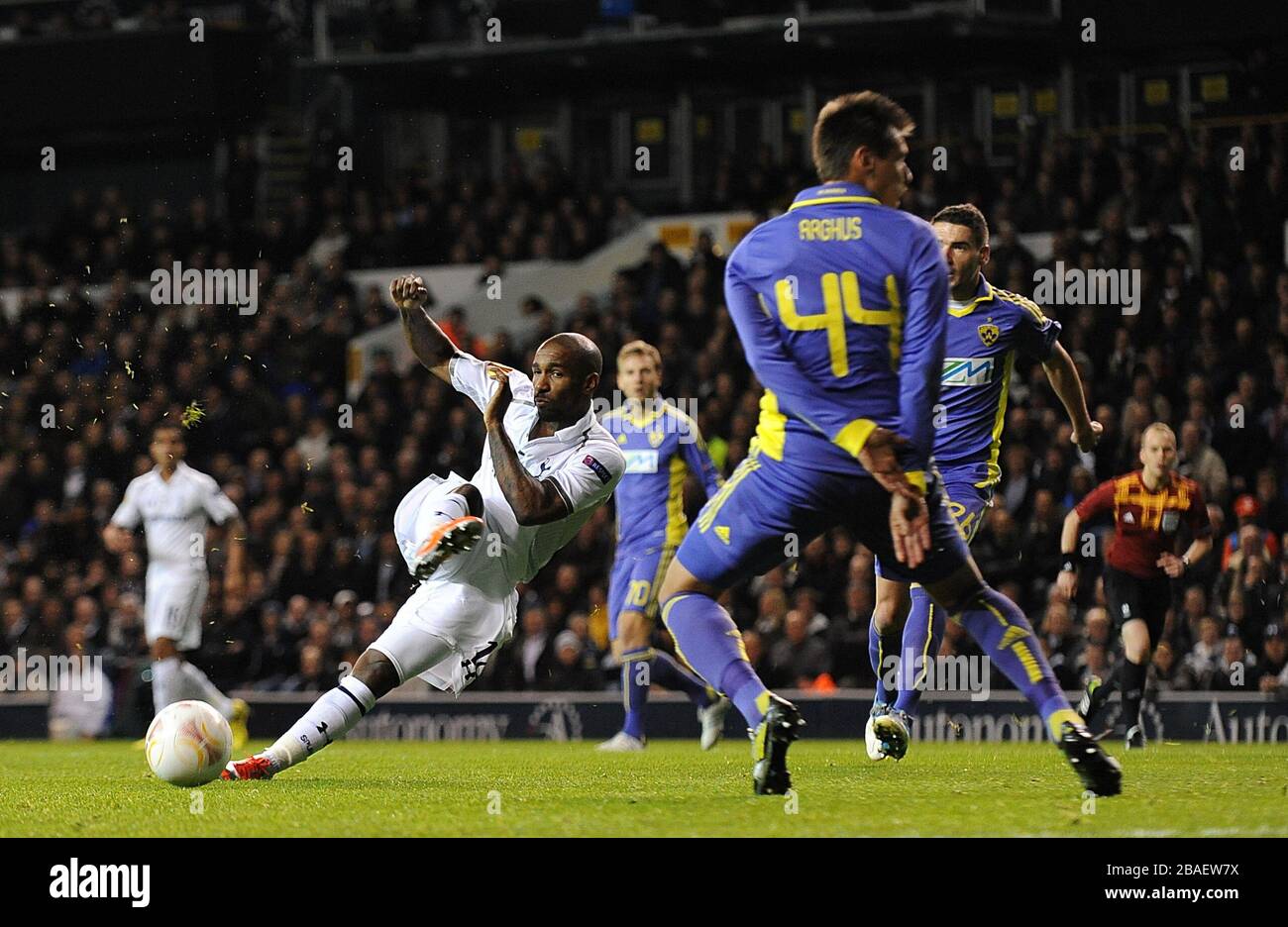Tottenham hotspurs jermain defoe has a shot hi-res stock photography ...