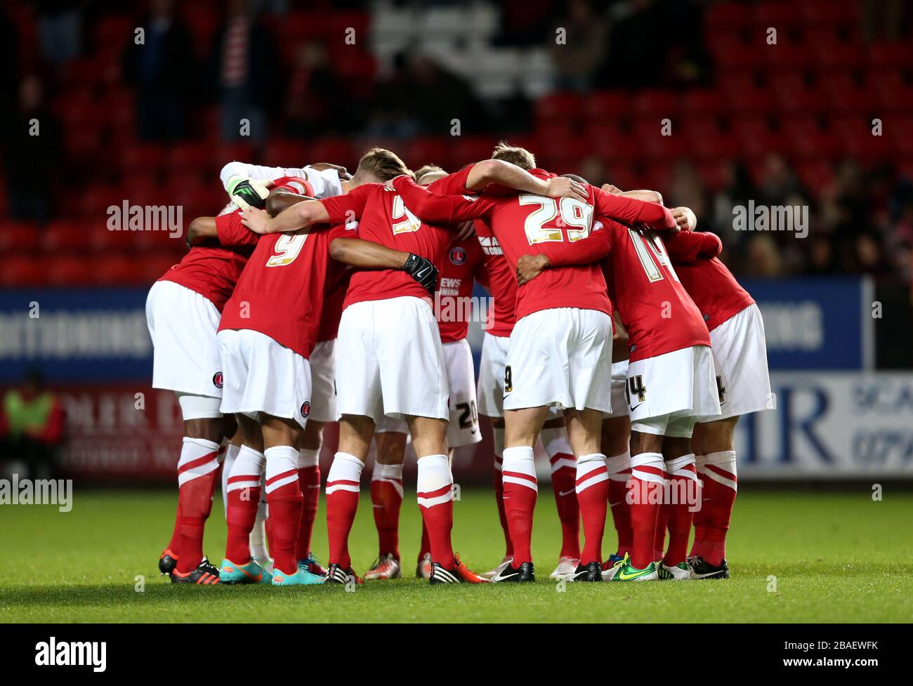 Team huddle hi-res stock photography and images - Alamy