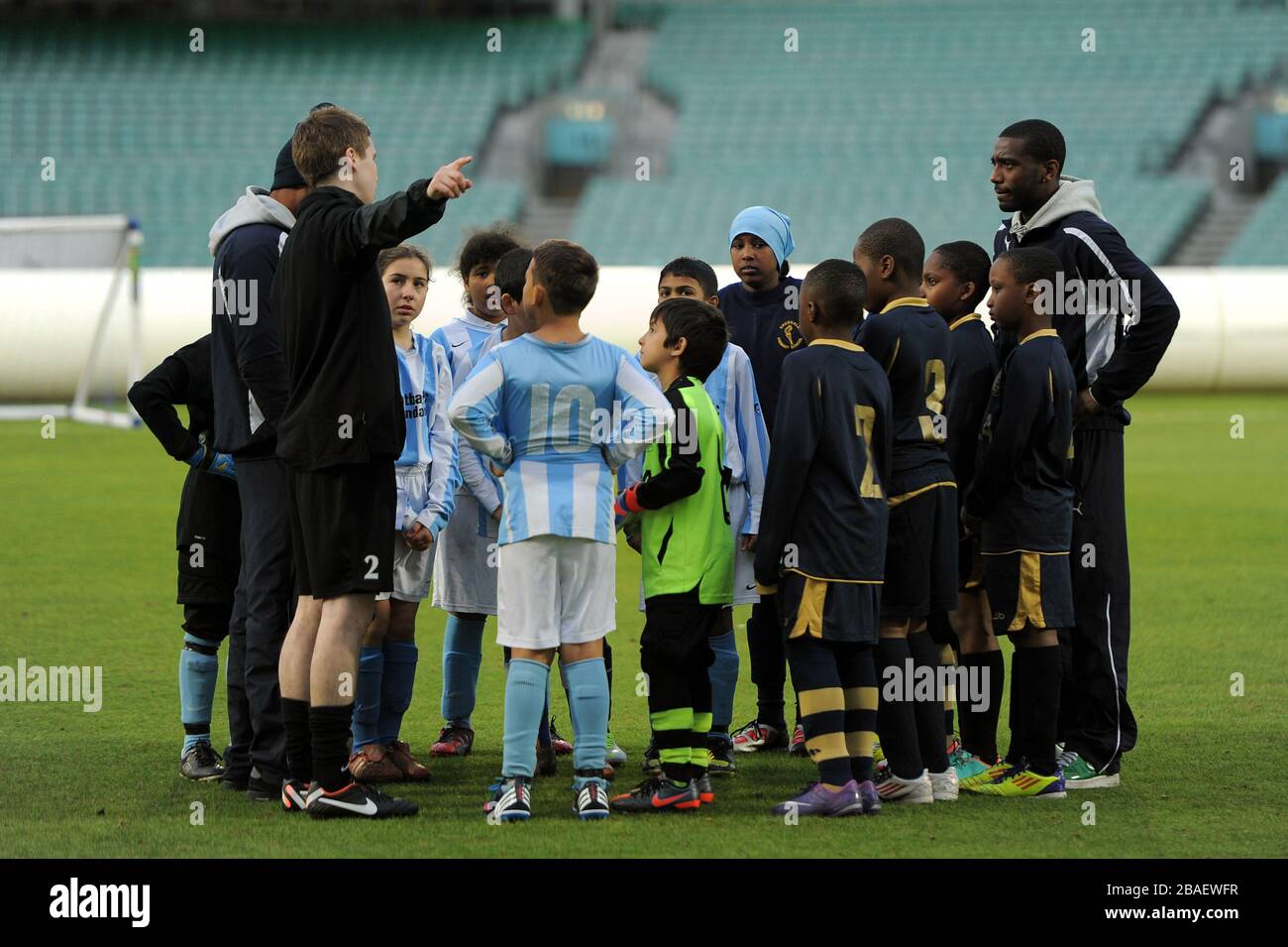 Team talk football hi-res stock photography and images - Alamy