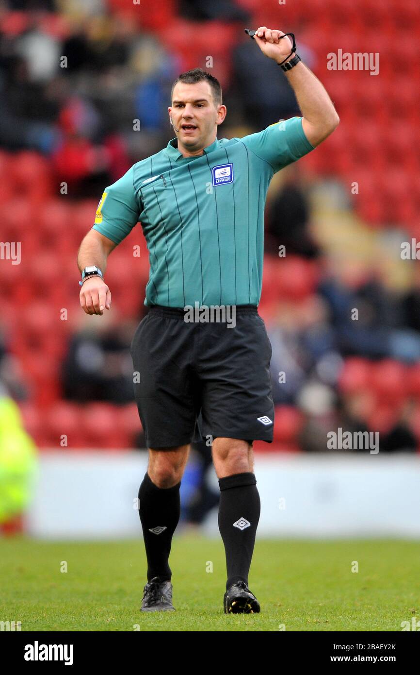 Tim robinson referee hi-res stock photography and images - Alamy
