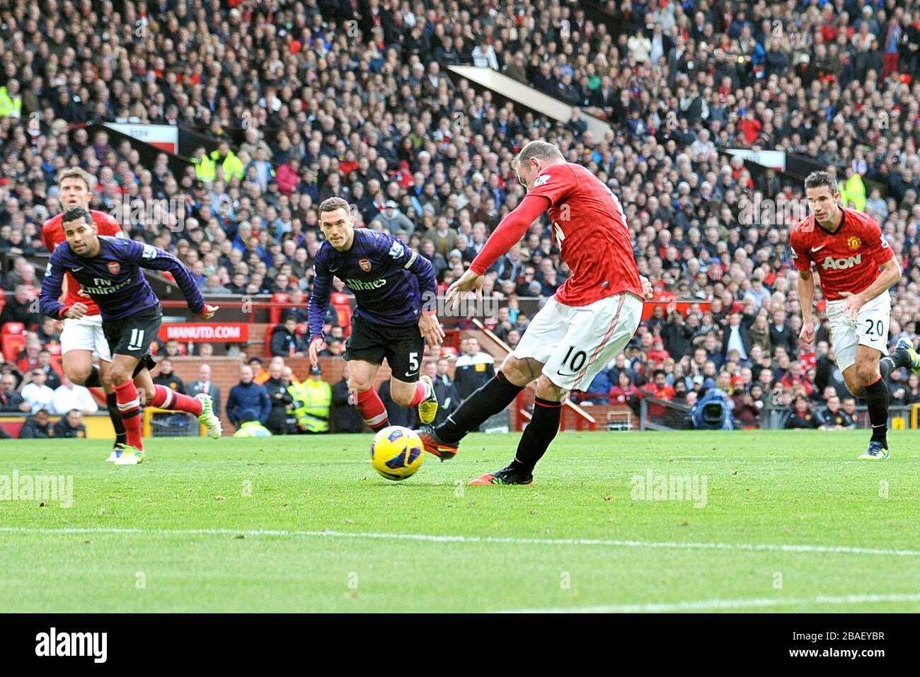 Manchester United's Wayne Rooney misses his penalty kick late in the ...