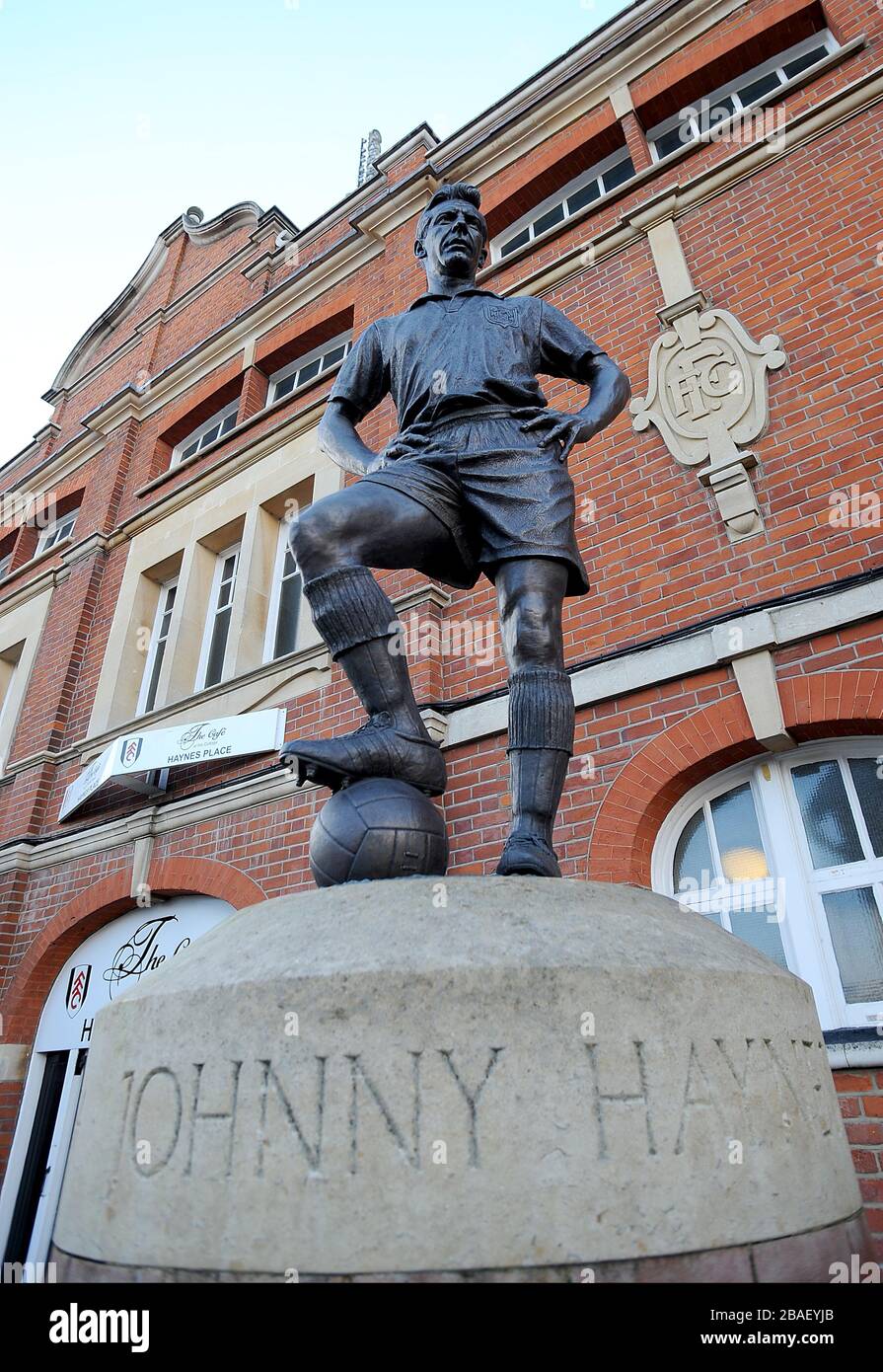 The statue johnny haynes outside craven cottage hi-res stock ...