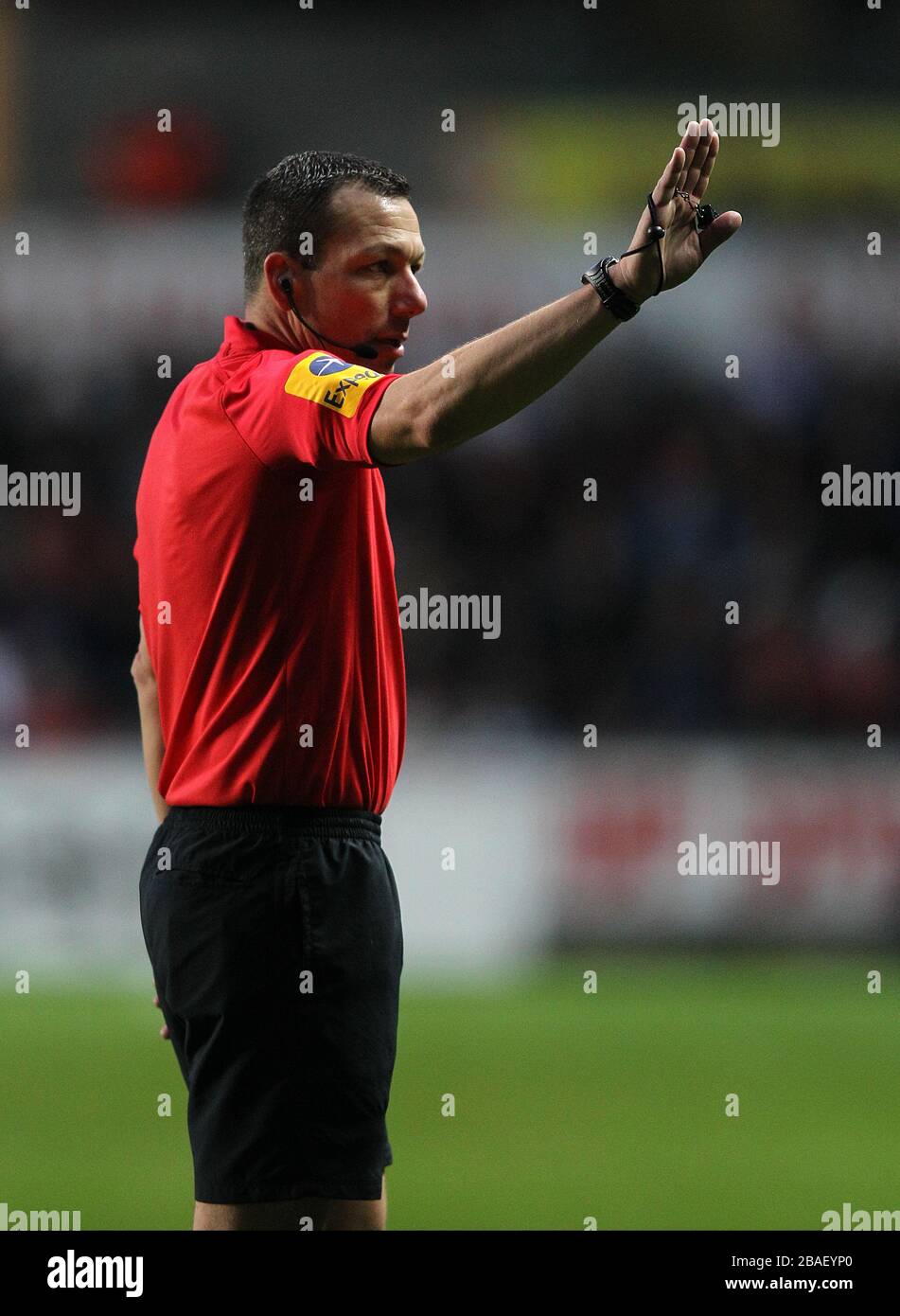 Kevin Friend, Referee Stock Photo - Alamy