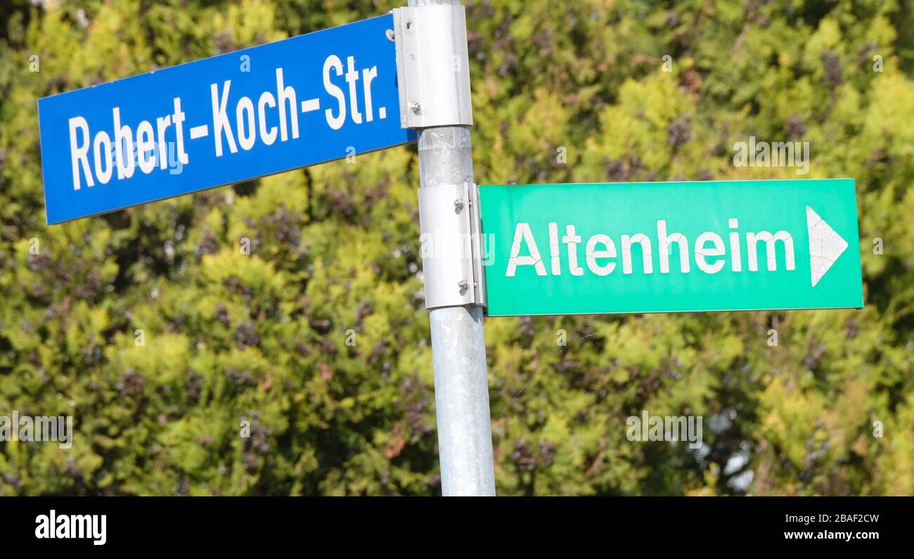 Jessen, Germany. 27th Mar, 2020. A signpost to the old people's home is ...