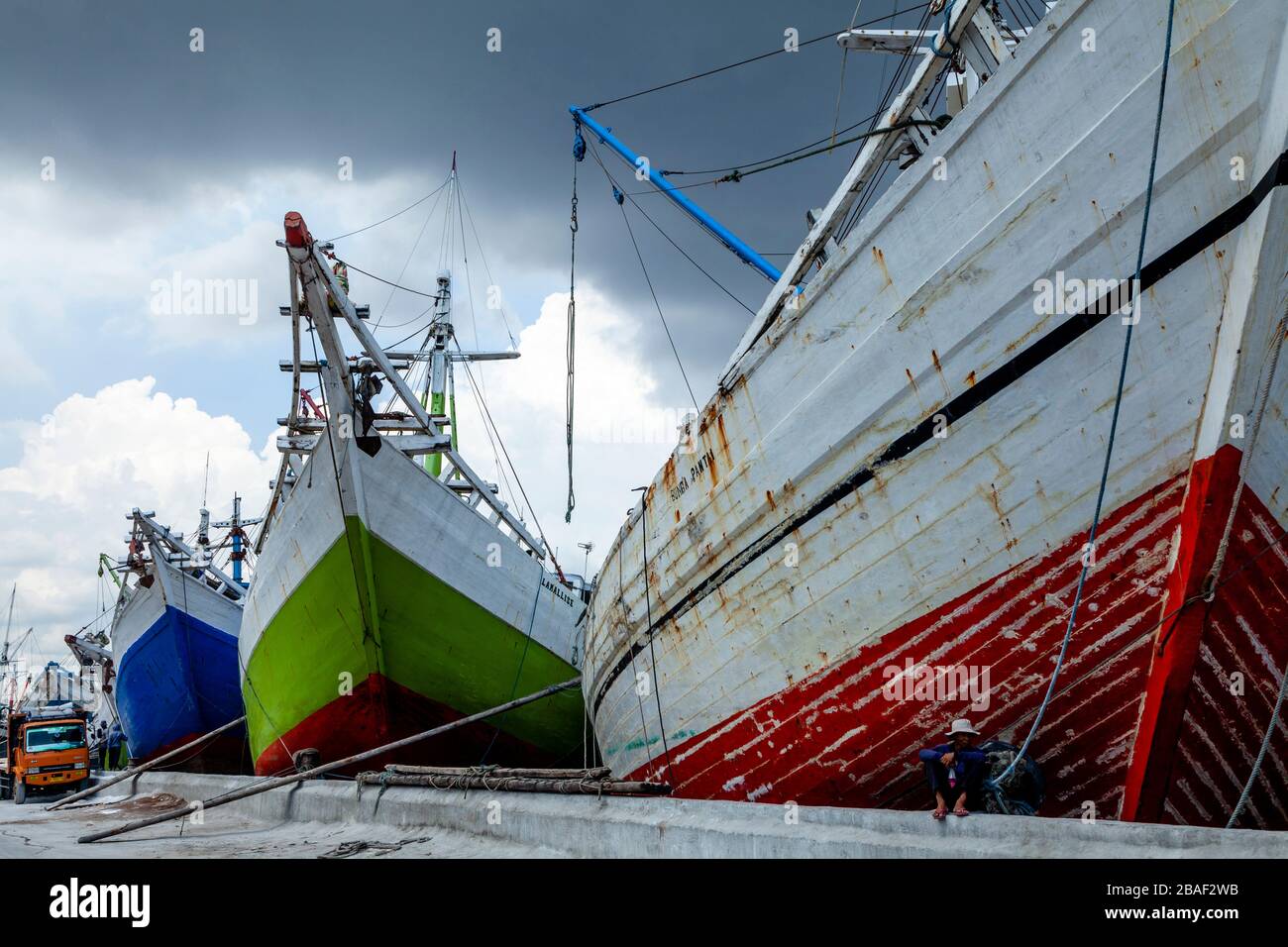 Traditional Wooden Sailing Ships (Pinisi) At Sunda Kelapa Old Port ...