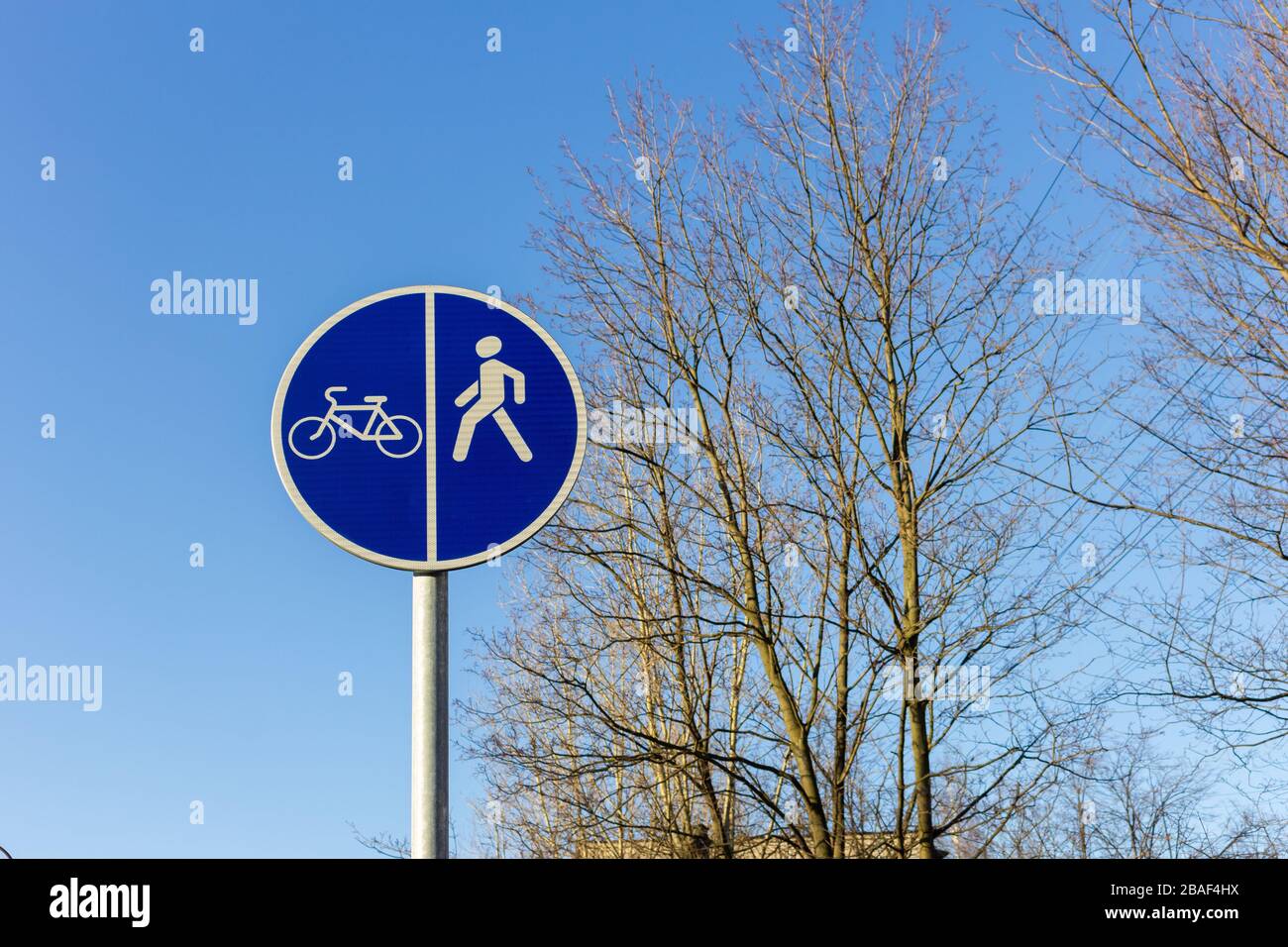 sign Bicycle and pedestrian paths dividing line Stock Photo - Alamy